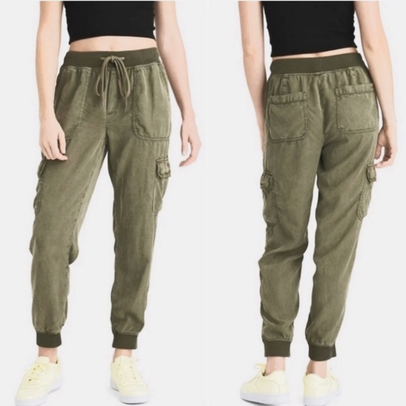 American Eagle Cargo Joggers